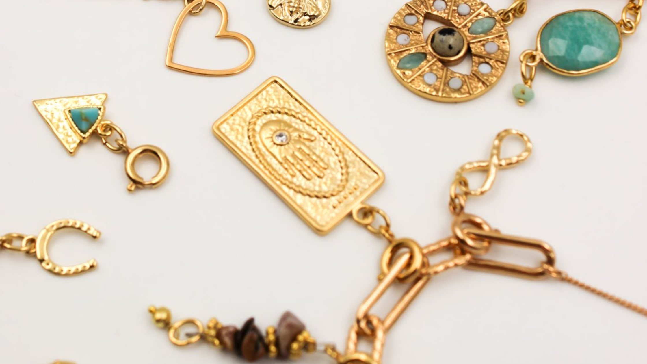 Charms : la touche magique pour des bijoux qui vous ressemblent ! – L'Atelier des Dames